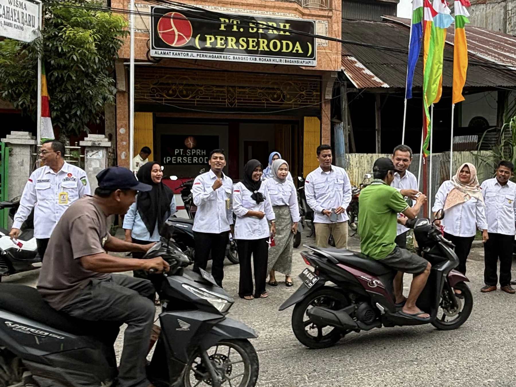 Meriahkan HUT RI ke 79, PT SPRH Bagikan Ratusan Bendera Merah Putih ke ...
